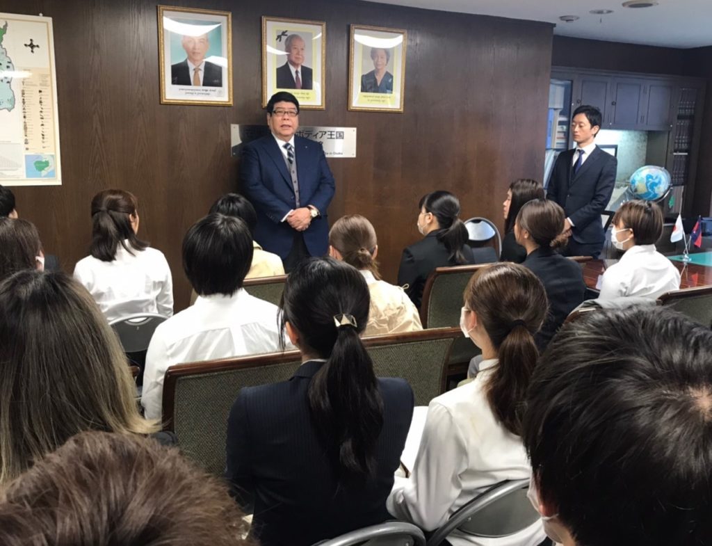JAPF春期インターンシップの修了式が当館にて行われました | 在大阪カンボディア王国名誉領事館